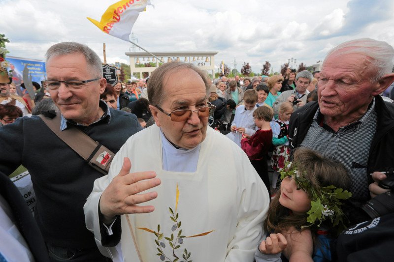 Samochody ojca Tadeusza Rydzyka. Czym jeździ Tadeusz Rydzyk? | naTemat.pl